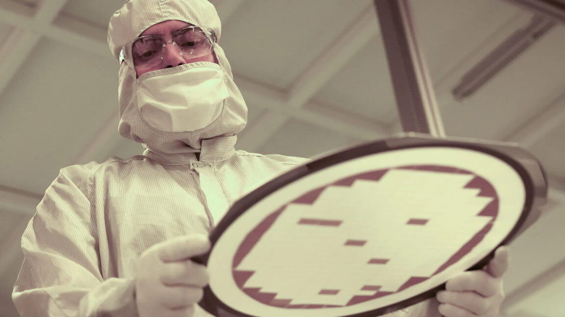 Intel đang dồn toàn lực vào công nghệ đóng gói chip tiên tiến.